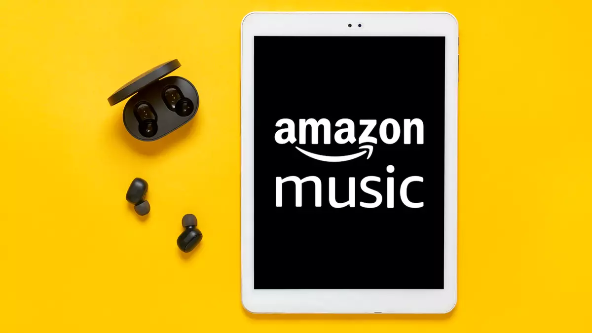 Amazon musikaren logotipoa tabletan entzungailuen ondoan eta zorroaren ondoan, hondo horiaren aurka