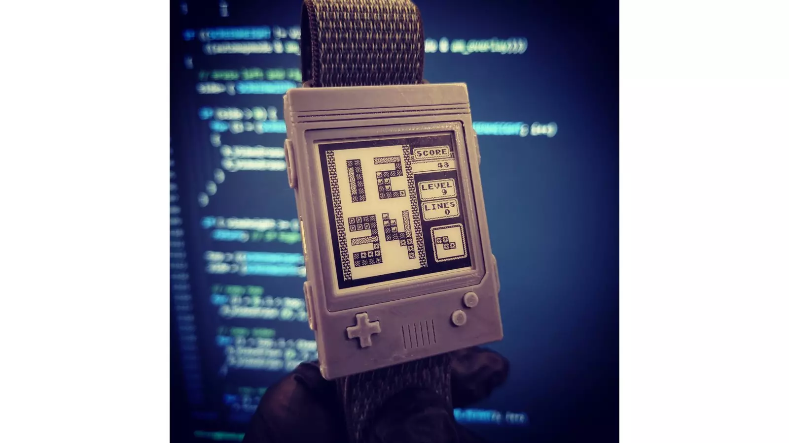 Et billede af Watchy med en brugerdefineret Tetris-urskive og Gameboy-etui