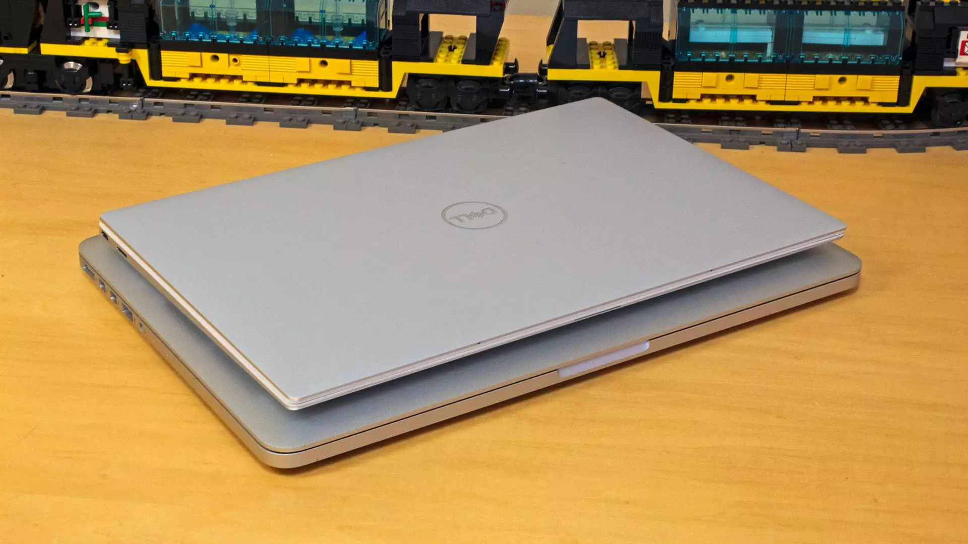 Een ding en een lichte laptop bovenop een veel dikkere en iets grotere Macbook