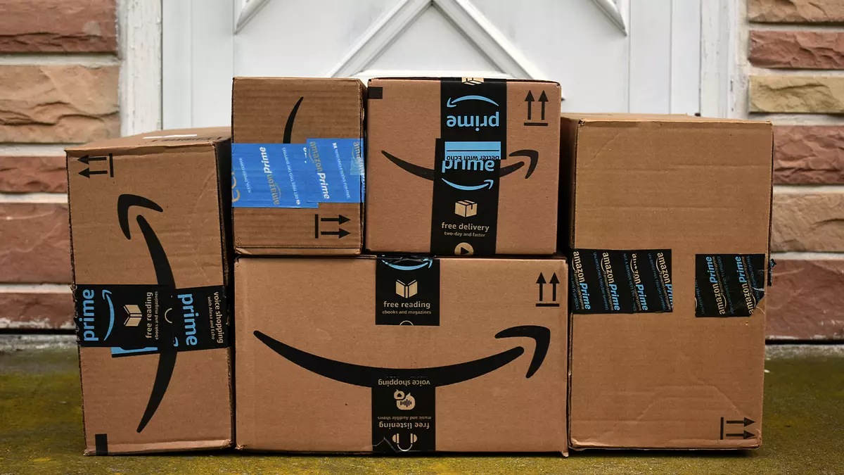 Ein Stapel Amazon-Kisten.