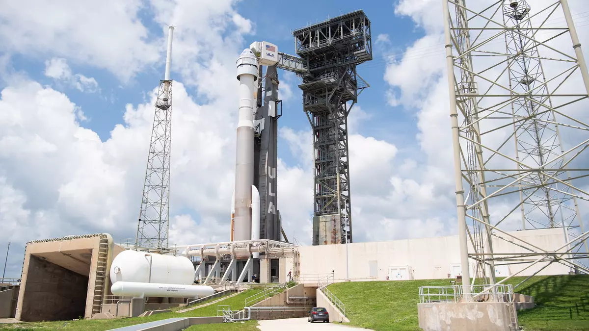 Rakieta United Launch Alliance Atlas V z pokładem statku kosmicznego Boeing CST-100 Starliner jest widoczna na wyrzutni w Space Launch Complex 41.