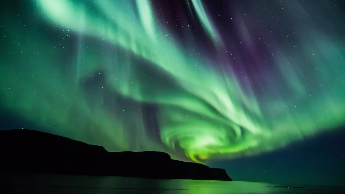Islandsko spiralno sjeverno svjetlo u jesen