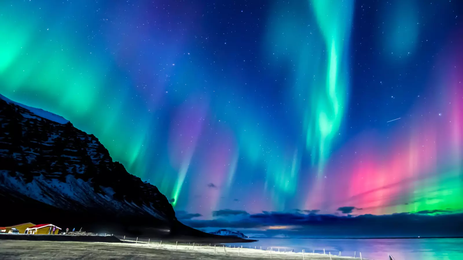 Aurora boreale colorata in Islanda