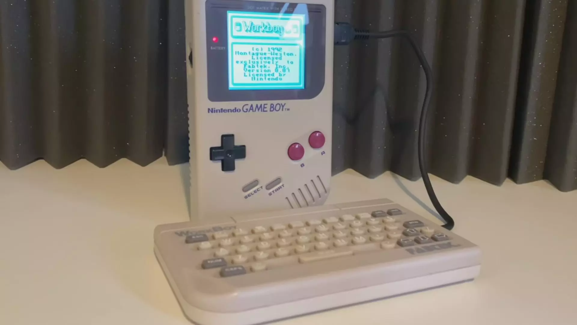 La Long-Perdita "WorkBoy" Klavaro de la Originala Game Boy Malkovrita kaj Revivigita