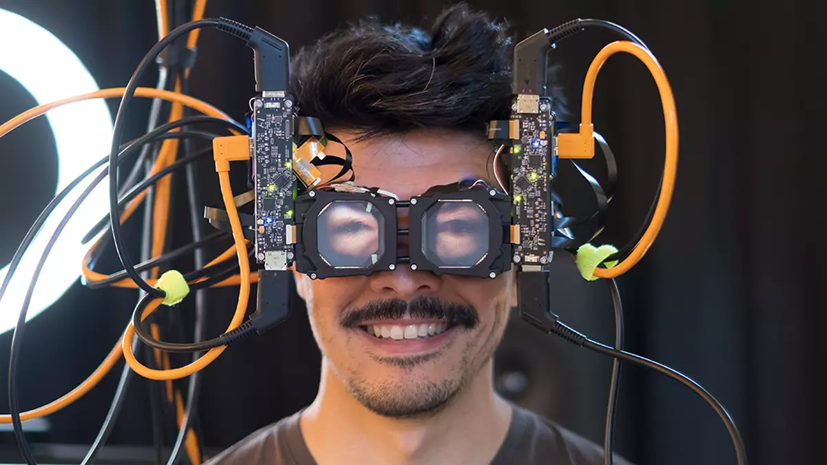 Mężczyzna noszący maskę VR, która pokazuje jego oczy przy użyciu technologii Reverse Passthrough.