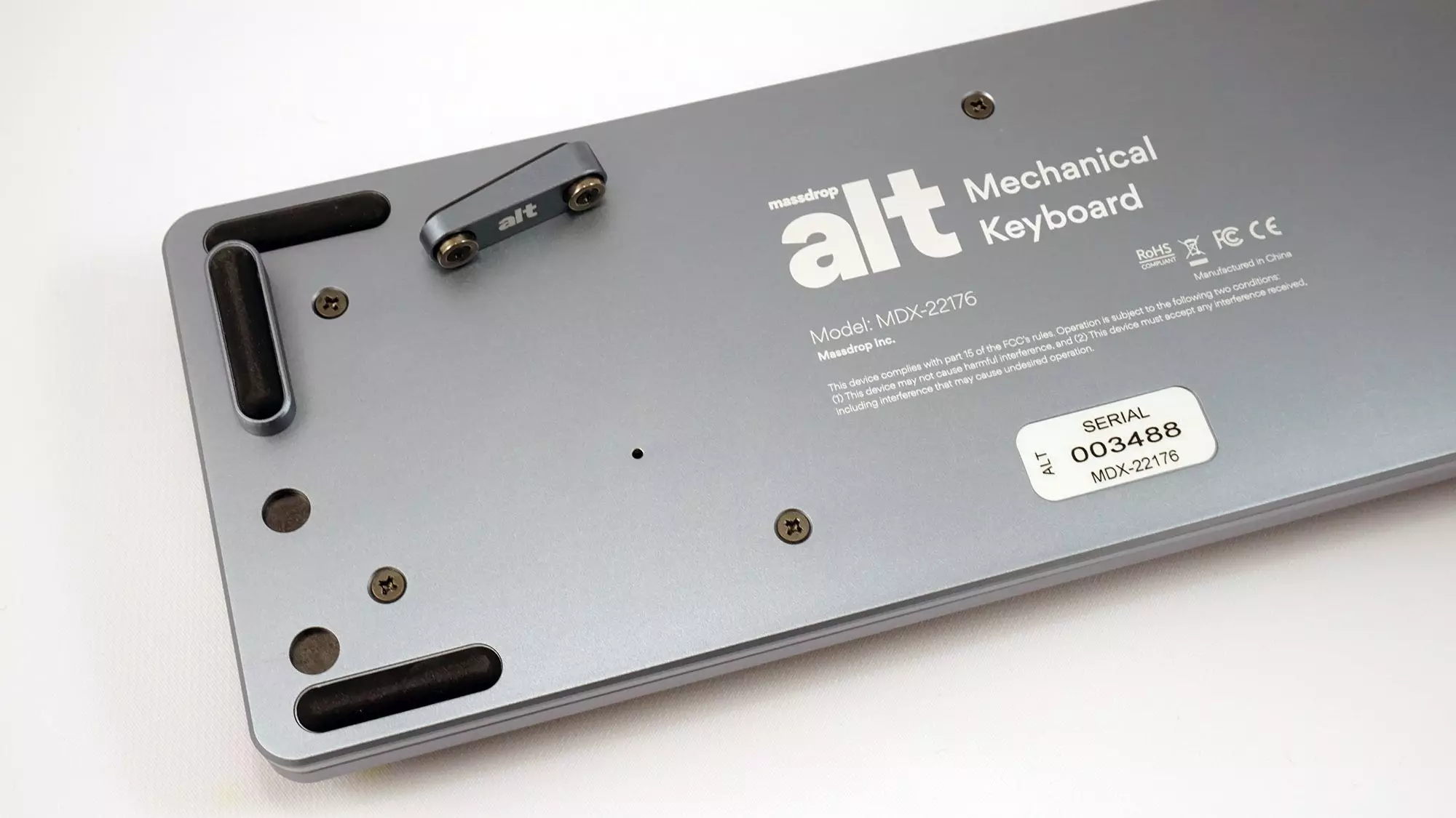 Magnetické nožičky klávesnice na klávesnici ALT.