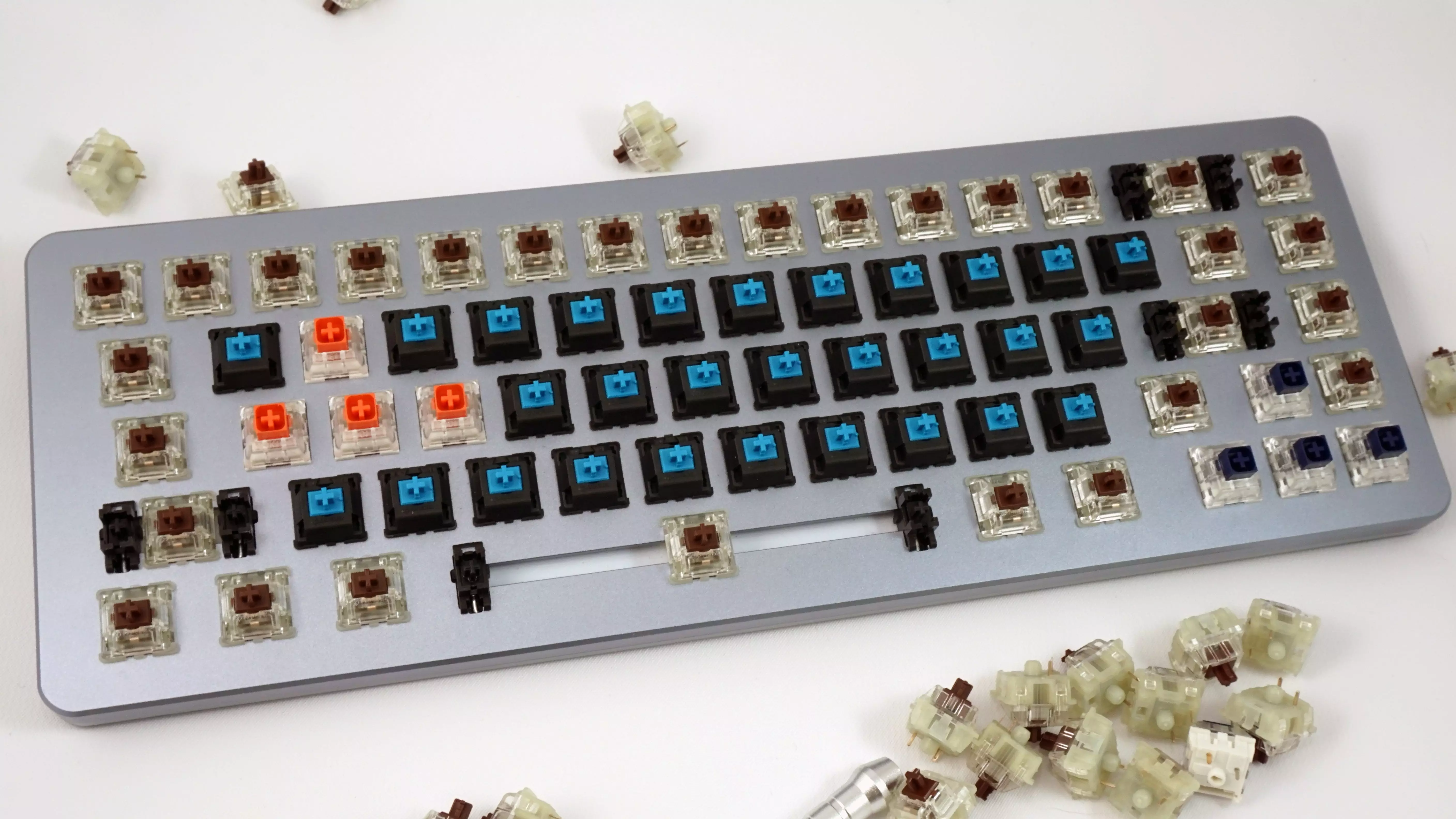 D'ALT Tastatur mat Alfabetschlësselen mat MX Blue, Nummer- a Modifikateurschlësselen mat MX Brown, WASD mat BOX Orange, Pfeiltasten mat BOX Navy.