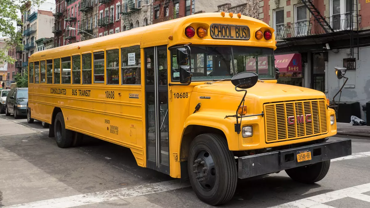 Školní autobus v čínské čtvrti, NYC