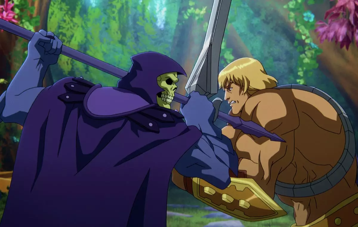 在来自《宇宙大师：启示录》的 CG 动画剧照中，骷髅（左）戴着紫色的斗篷，头上戴着兜帽，在与赫曼（右）的战斗中握着长矛，赫曼（右）是一个强壮的光着膀子的金发男性。金色的铠甲腰带和腕甲，握着一把银剑。