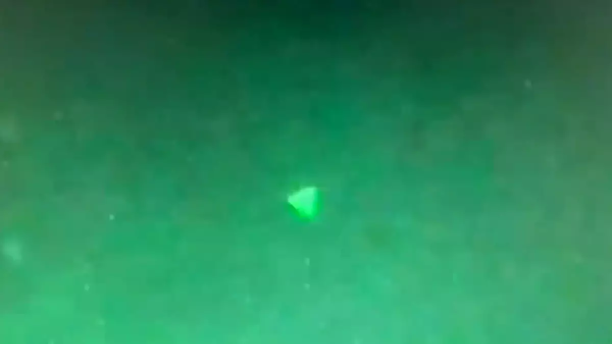 해군기지에서 촬영된 피라미드 모양의 UFO 사진.