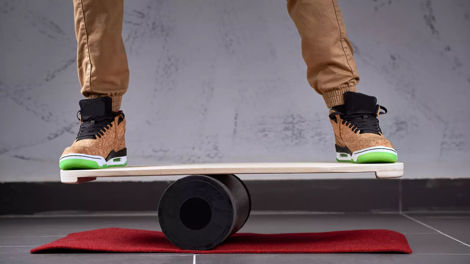 Deck de madeira oval para prancha de equilíbrio, rolo de plástico sólido para prancha de equilíbrio, pessoa com sapatos de skatista em pé e equilibrando no convés