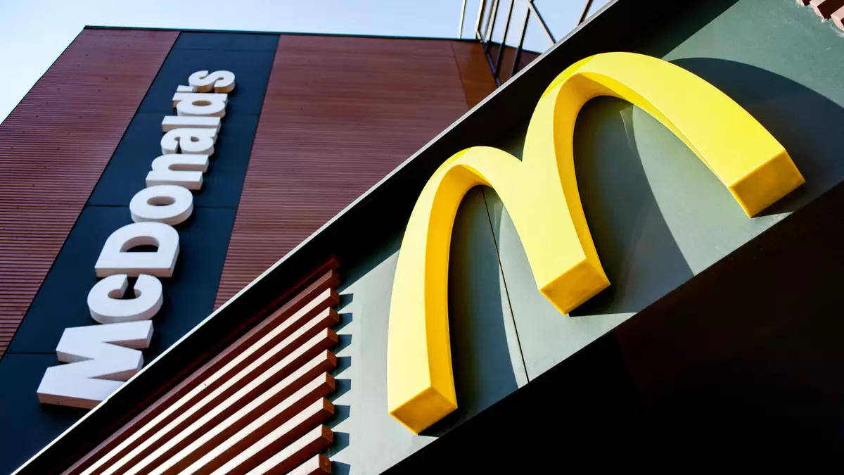 Veduta lejn is-sema tal-logo ta' McDonald's fuq bini