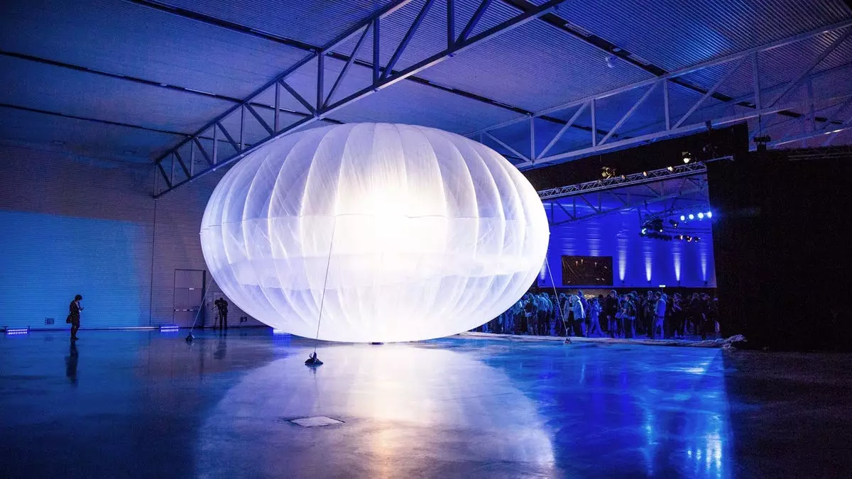 En stor luftballon i et opbevaringsrum.