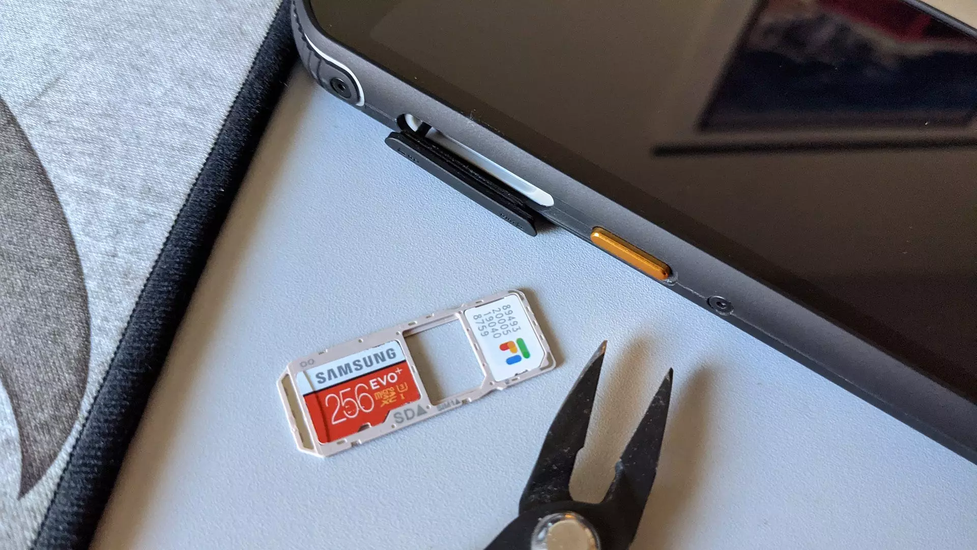 CAT S42 closeup kalawan kartu SIM na MicroSD
