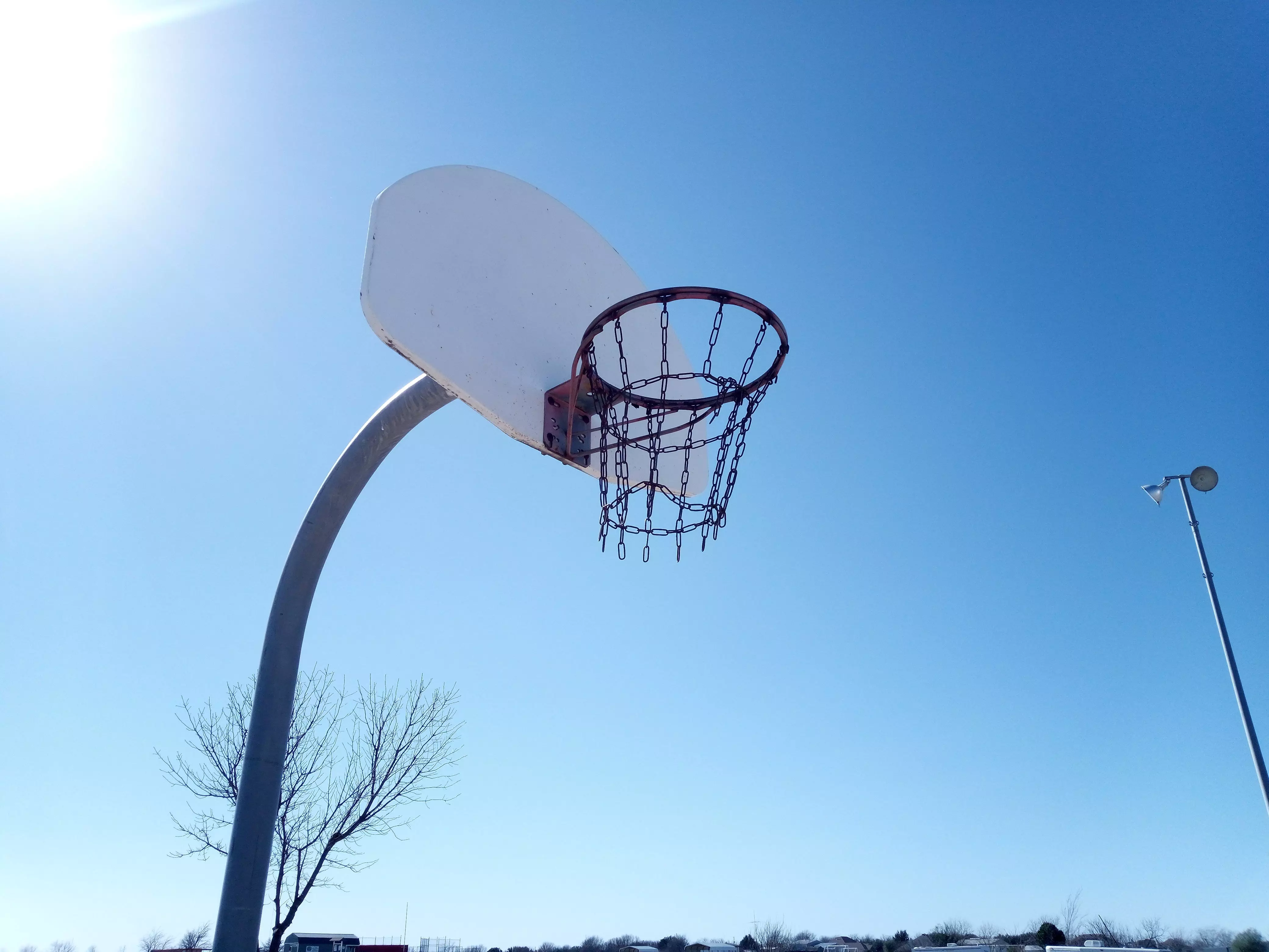 Cat S42 樣品照片：籃球架