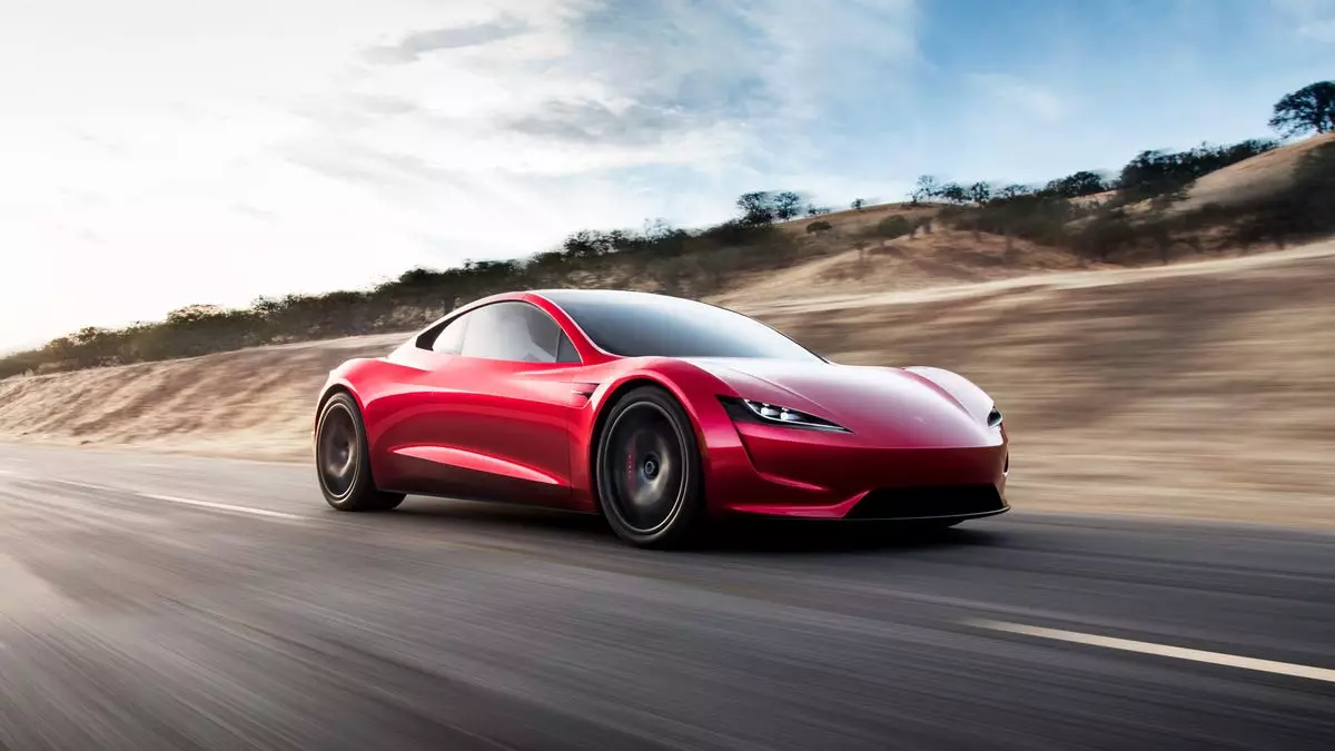 Tesla Roadster avtomobili katta yo‘l bo‘ylab tezlikda ketmoqda.