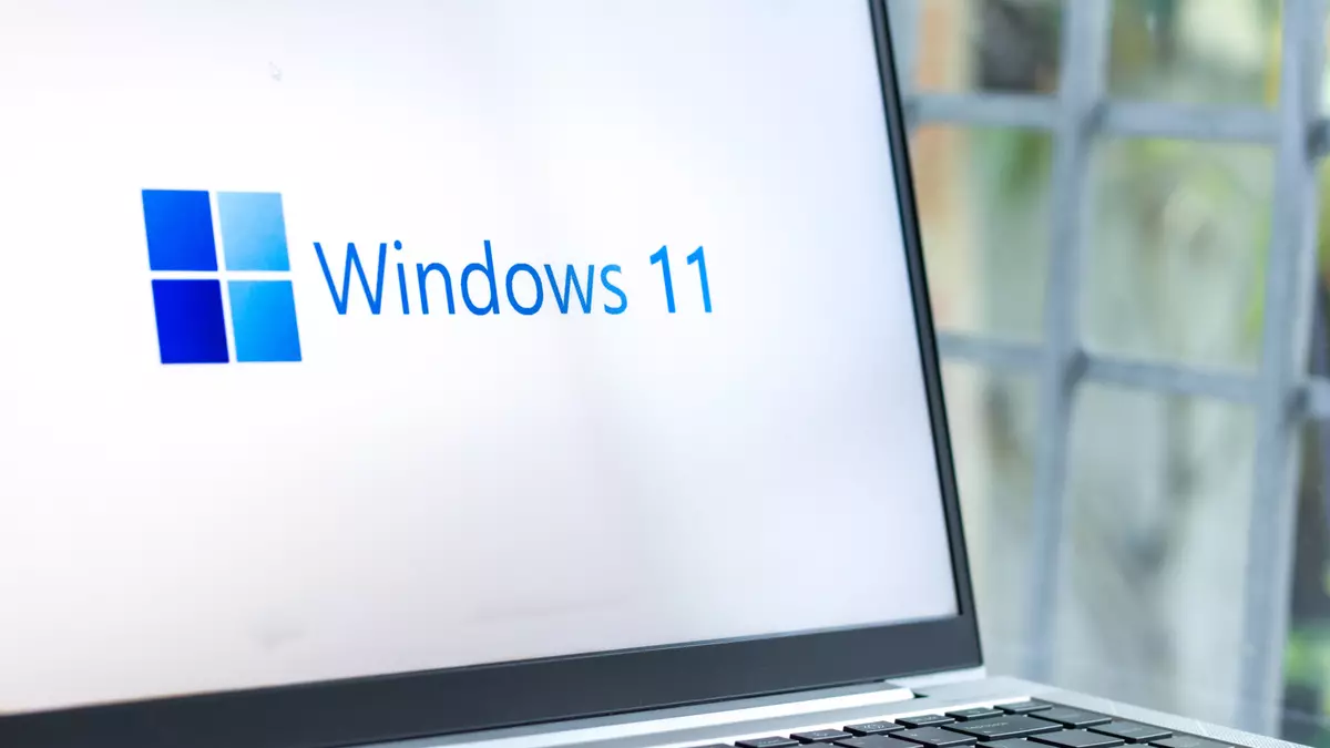 Windows 11 lógó ar scáileán ríomhaire glúine