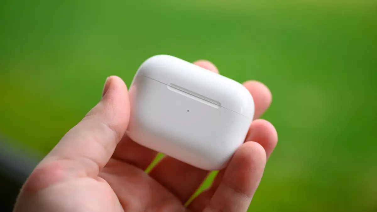 Isinara ang Apple AirPods Pro Charging Case