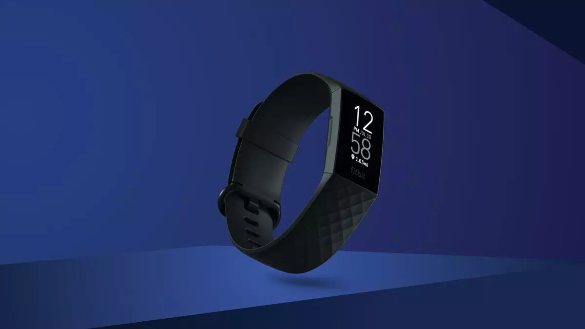 ساعة Fitbit Charge 4 على سطح عمل أزرق.
