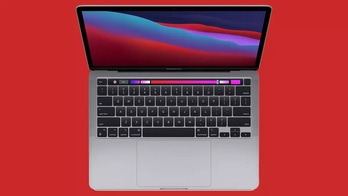 紅色背景下 13 英寸 MacBook Pro 的俯視圖