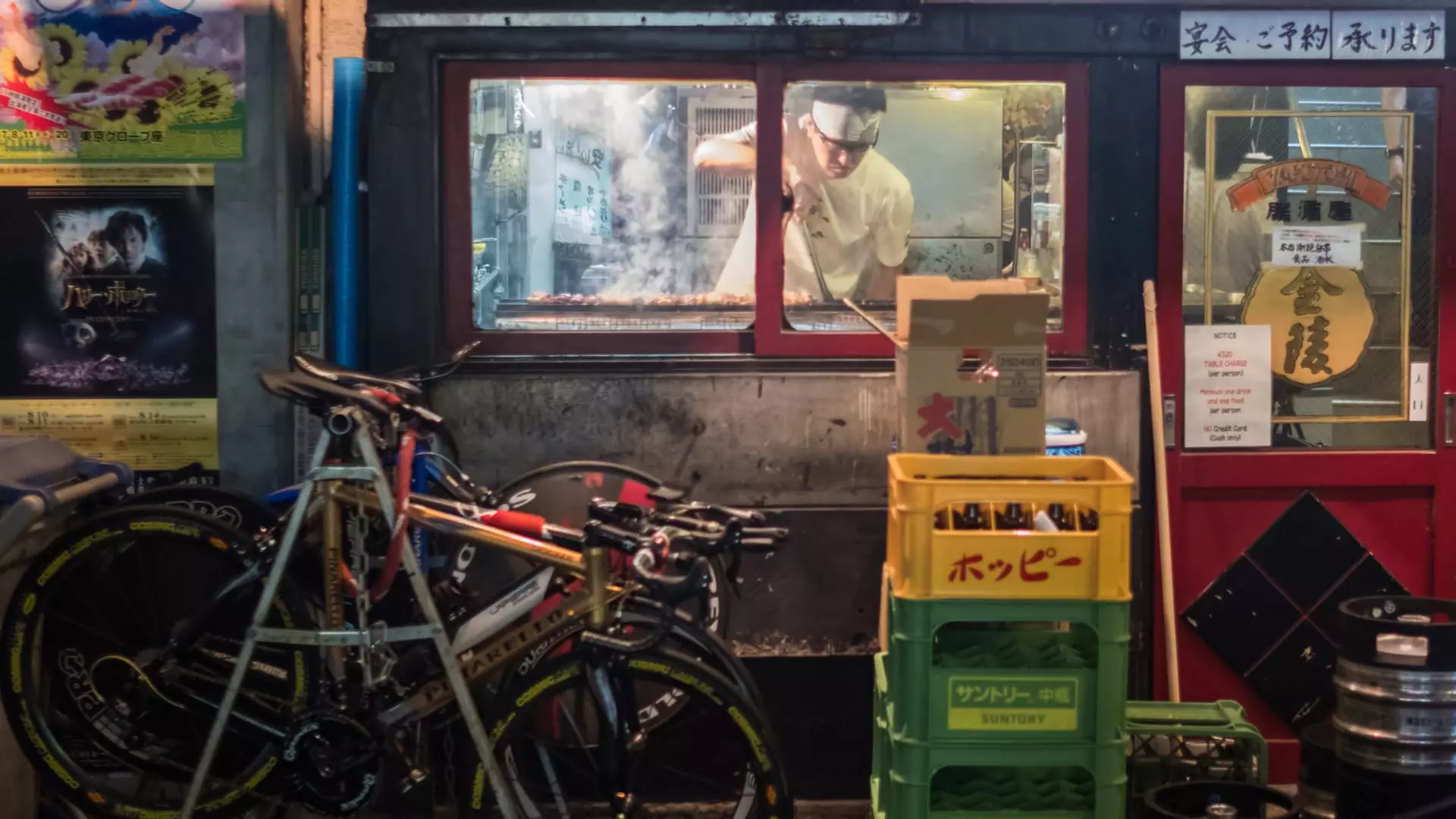 شیف جاپانی ریلوے کے قریب یوراکوچو گلی میں چھوٹے کھانے پینے کی جگہوں پر کھانا بنا رہے ہیں۔