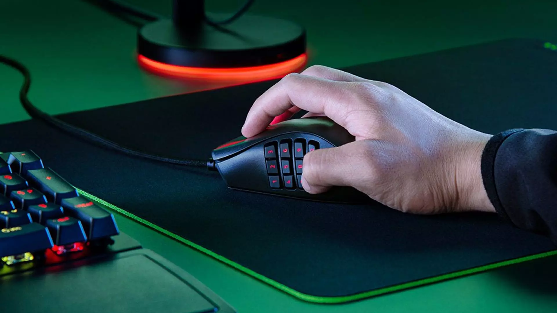 جديد Razer Naga Mouse 12 Thumb Buttons کي صرف 85 گرام ۾ ڪرم ڪري ٿو