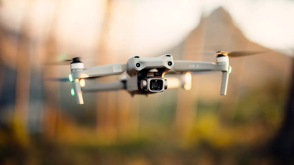 DJI Air 2S dron lebdi poljoprivrednim poljem.