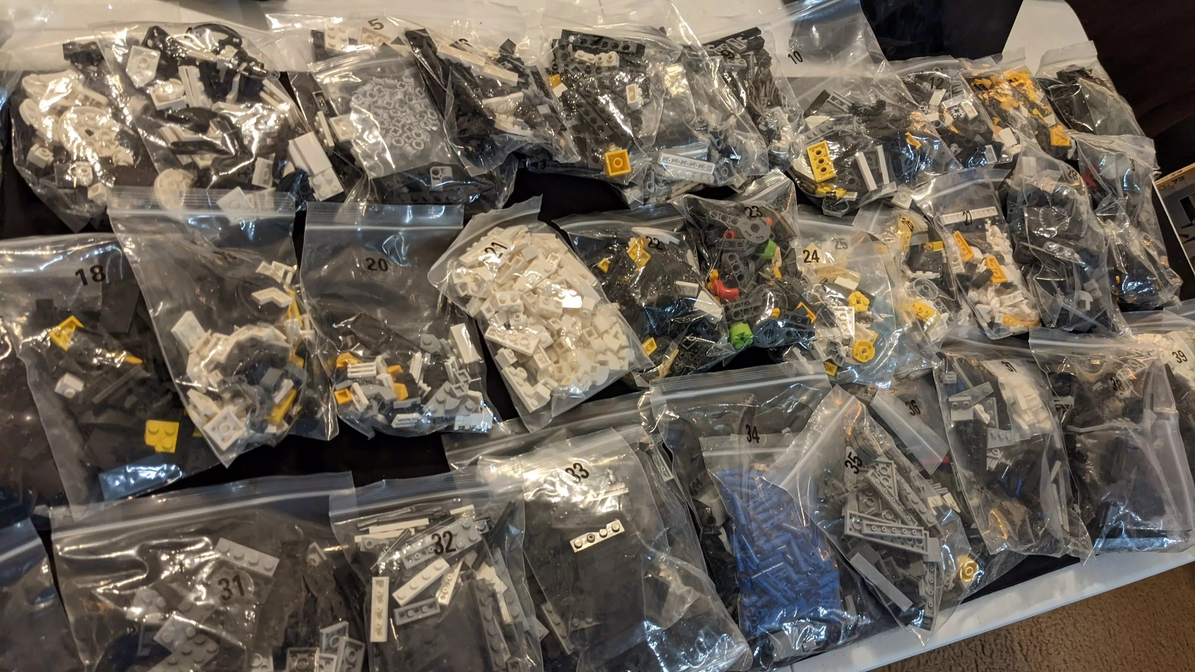 Peças de LEGO em bolsas