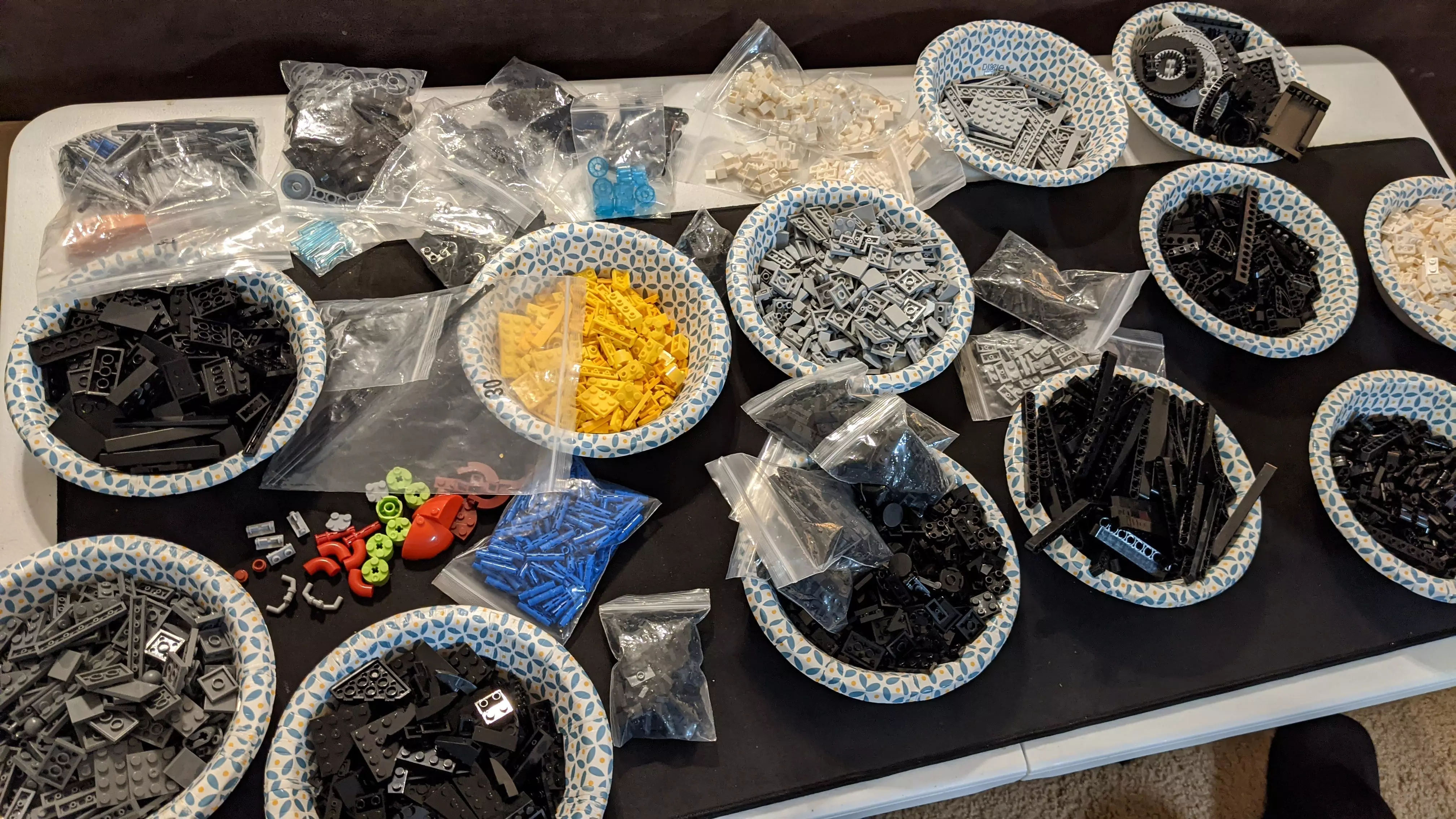 Peças de LEGO organizadas em tigelas
