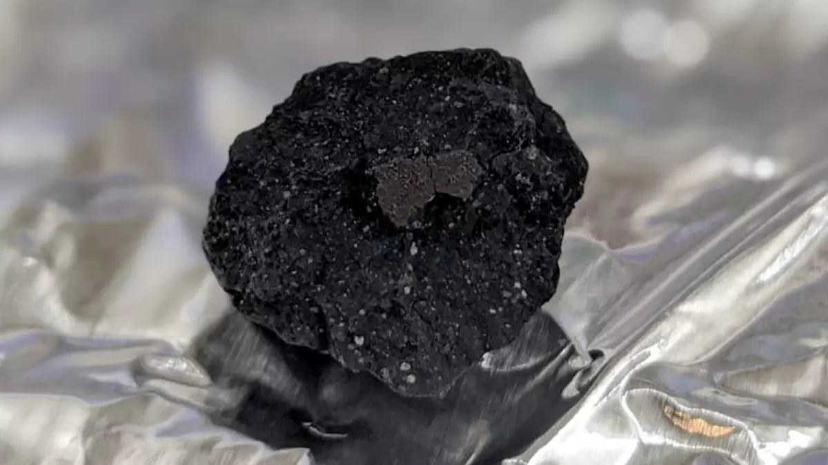 Акси метеорити нодир, ки дар як роҳи мошингарди Бритониё фуруд омад.