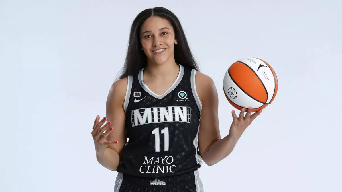 Egy WNBA kosárlabdázó labdát forgat.