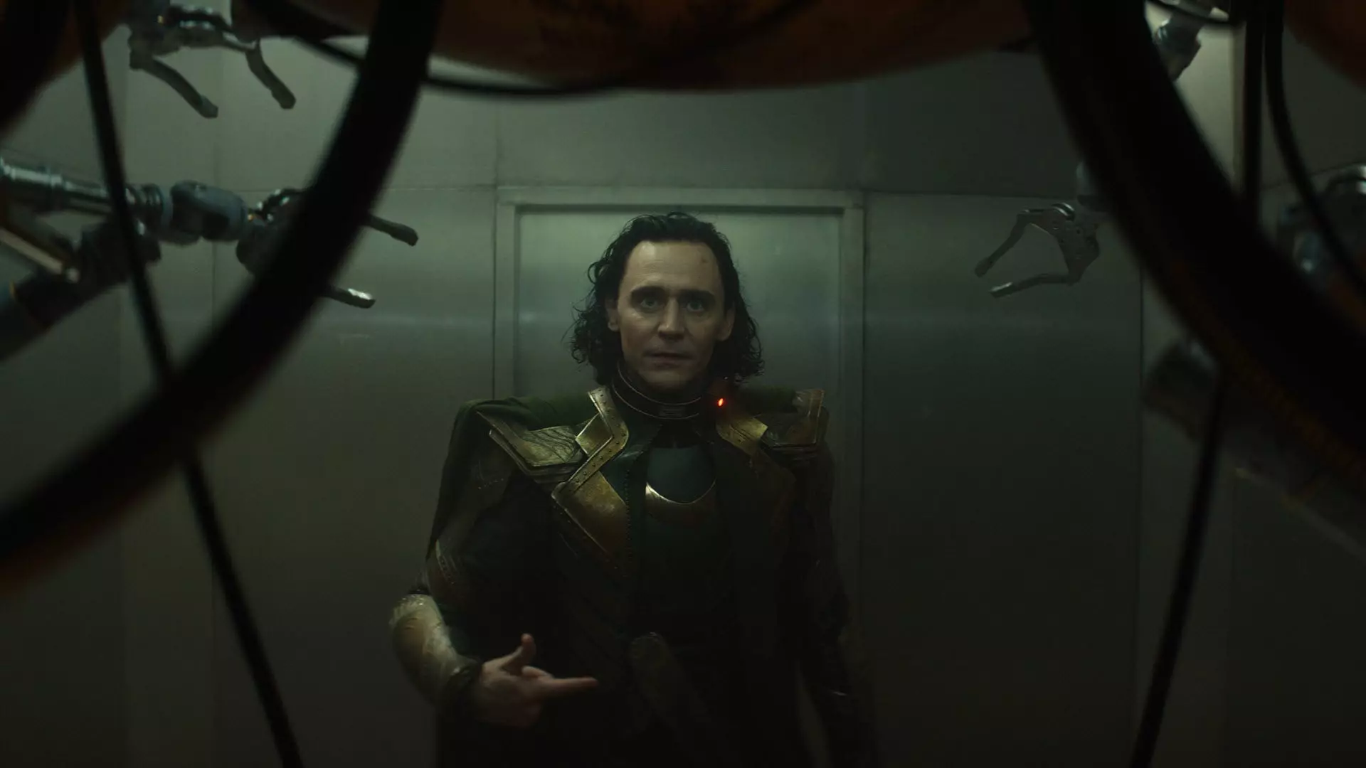 Loki ag lorg mearbhall ar innealra.