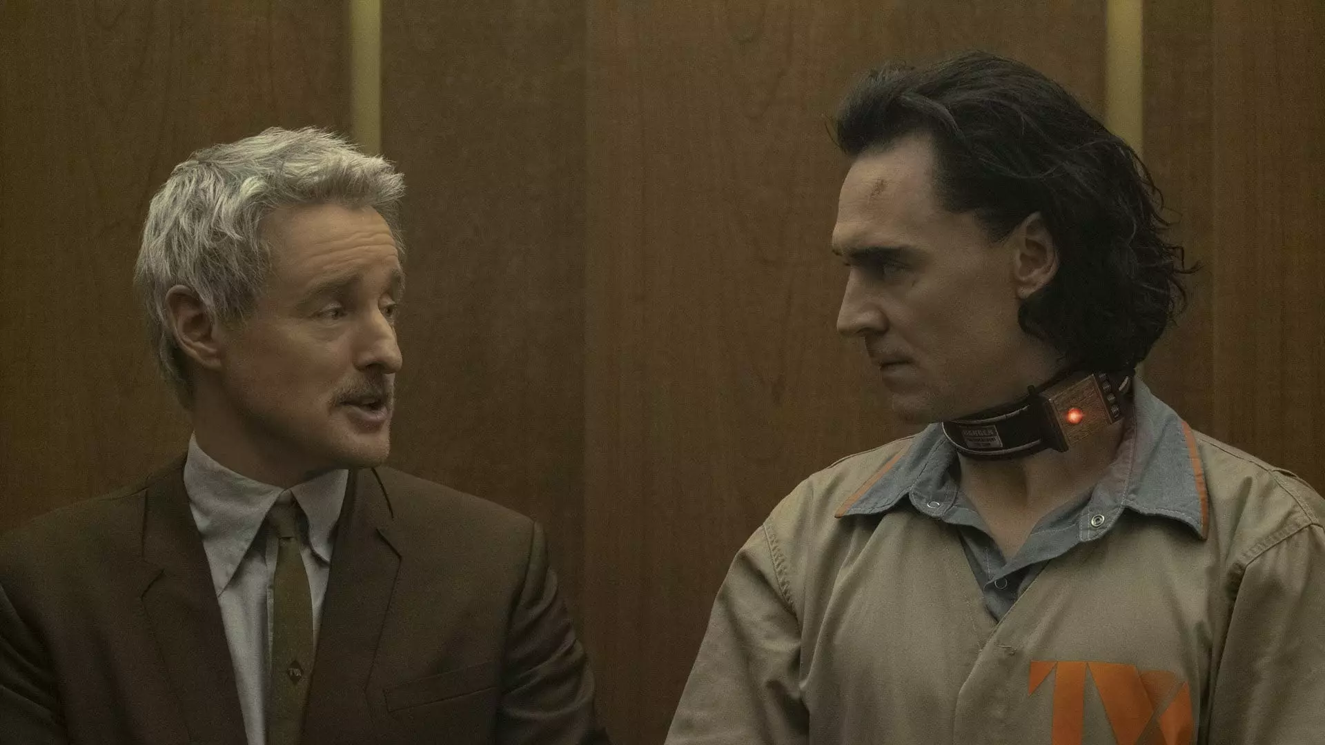 Լոկին և Մոբիուսը խոսում են վերելակի վրա.