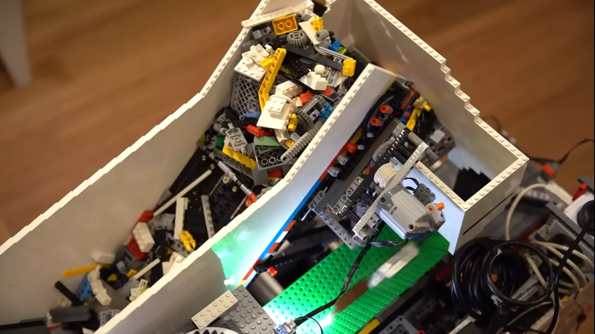 Sledujte, jak stroj Raspberry Pi třídí každou LEGO kostku, která kdy byla nebo bude