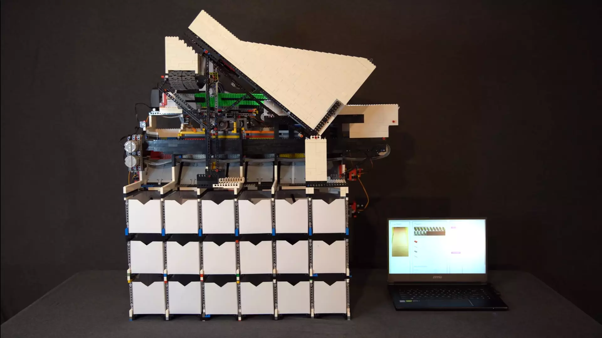 Вид сбоку на большую сортировочную машину LEGO