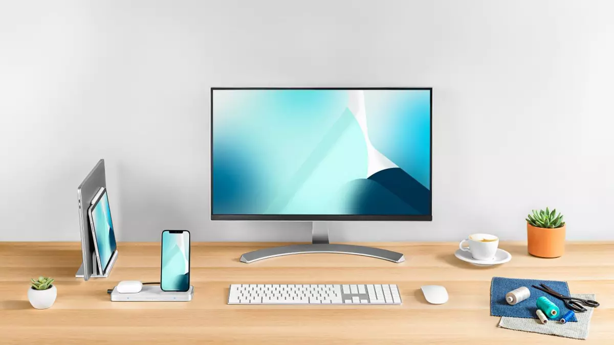 Вид Kensington StudioCaddy на современном рабочем столе с различными устройствами Apple