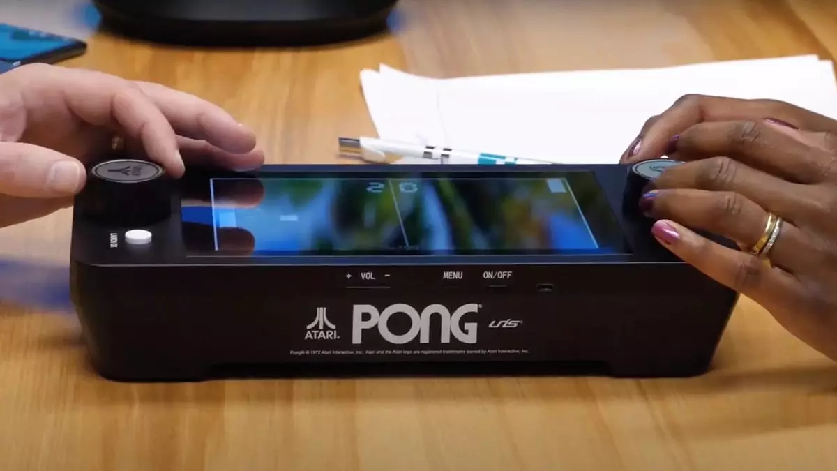 Arcade1Up Mini Pong, na którym grają dwie osoby na stole