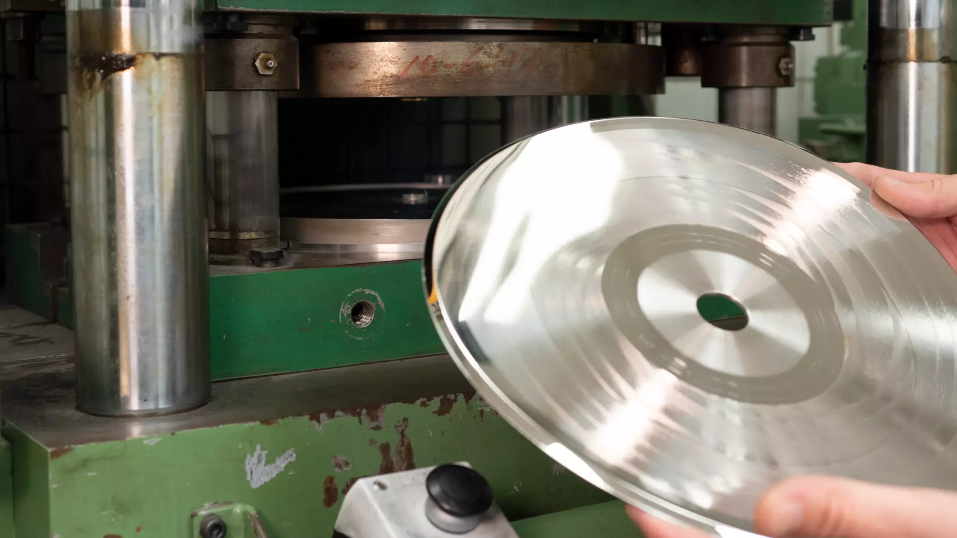 دستگاه پرس صفحه وینیل در حال عمل، ساخت مهر فلزی برای پرس در کارخانه وینیل