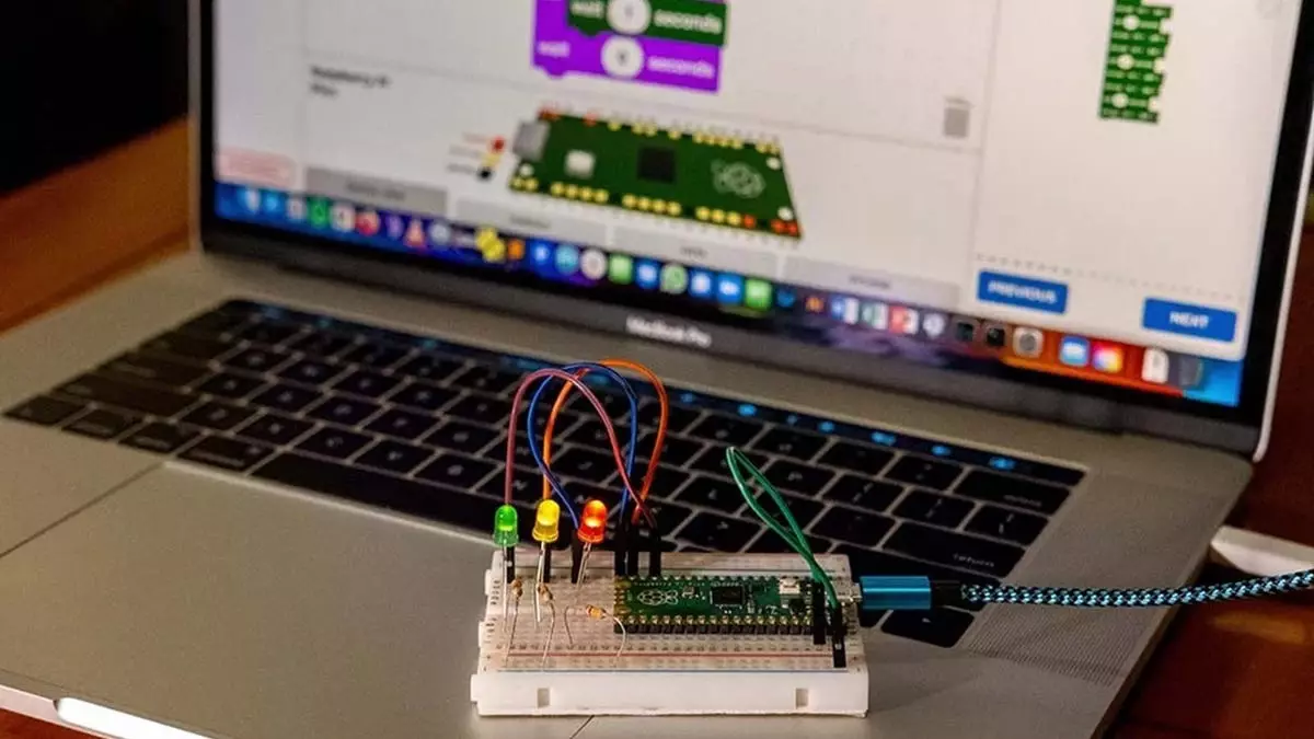 Um Raspberry Pi Pico conectado a uma placa de ensaio