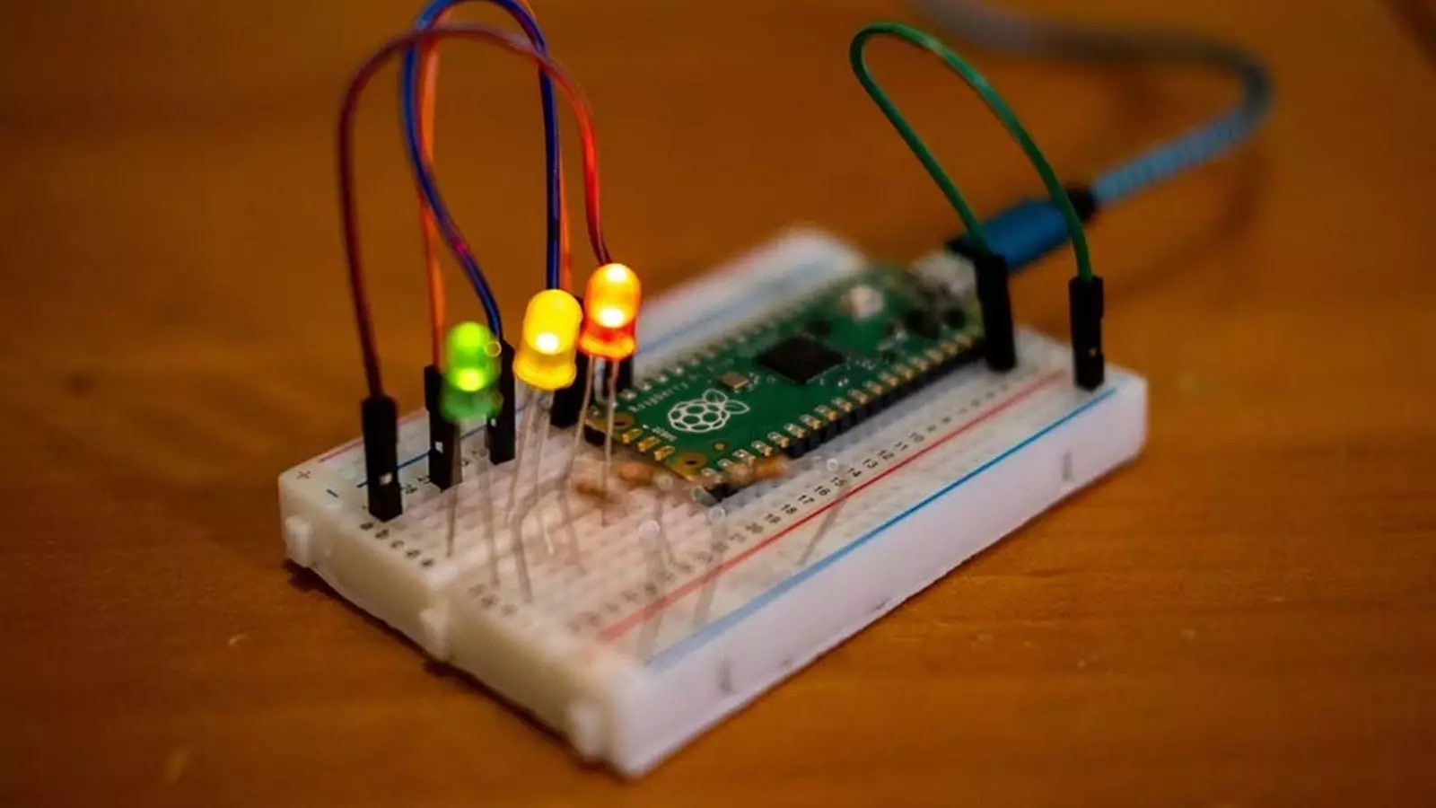 Neke LED diode pričvršćene na matičnu ploču s Pi Picom
