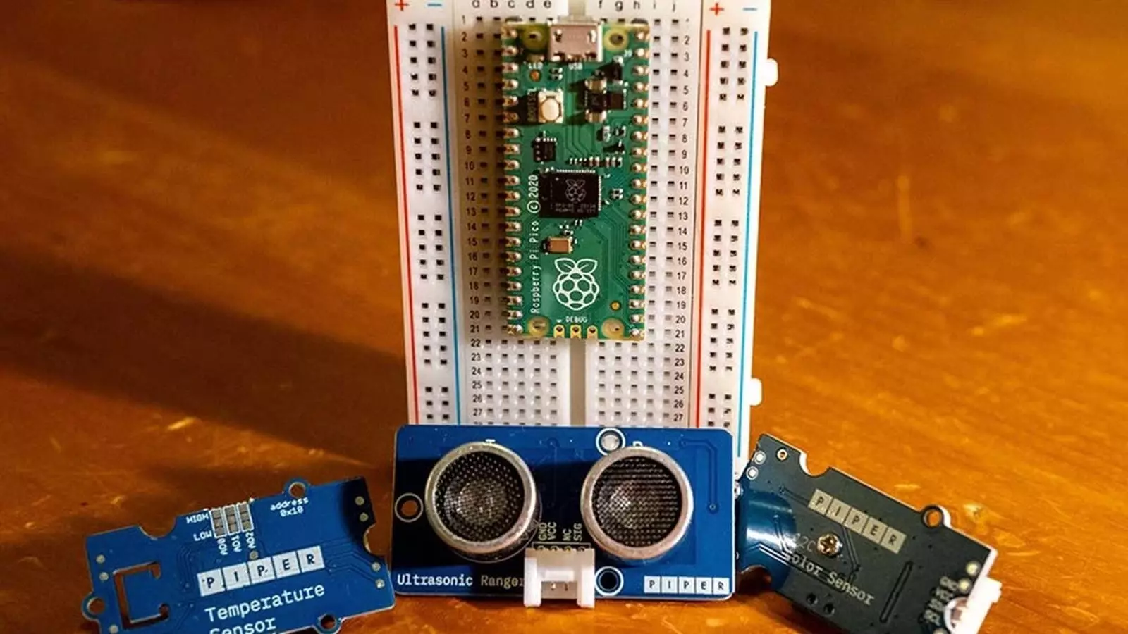 Um kit de sensor Piper ao lado de um Raspberry Pi Pico