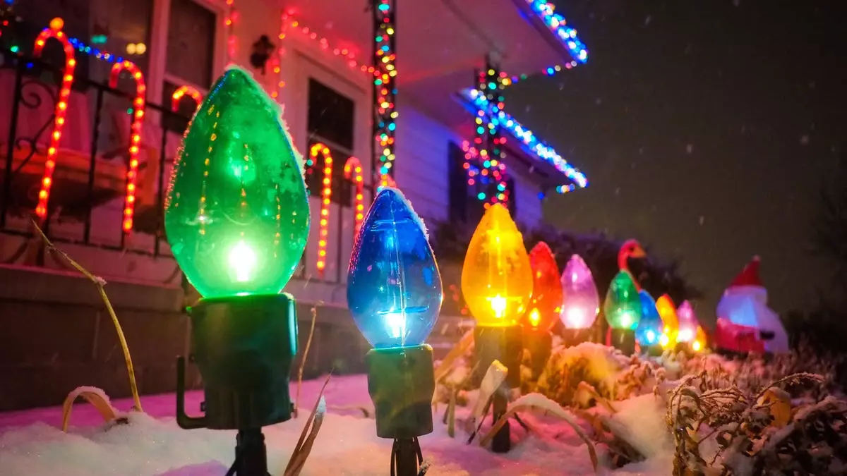 Một dãy đèn Giáng sinh xếp hàng dài trước một ngôi nhà.