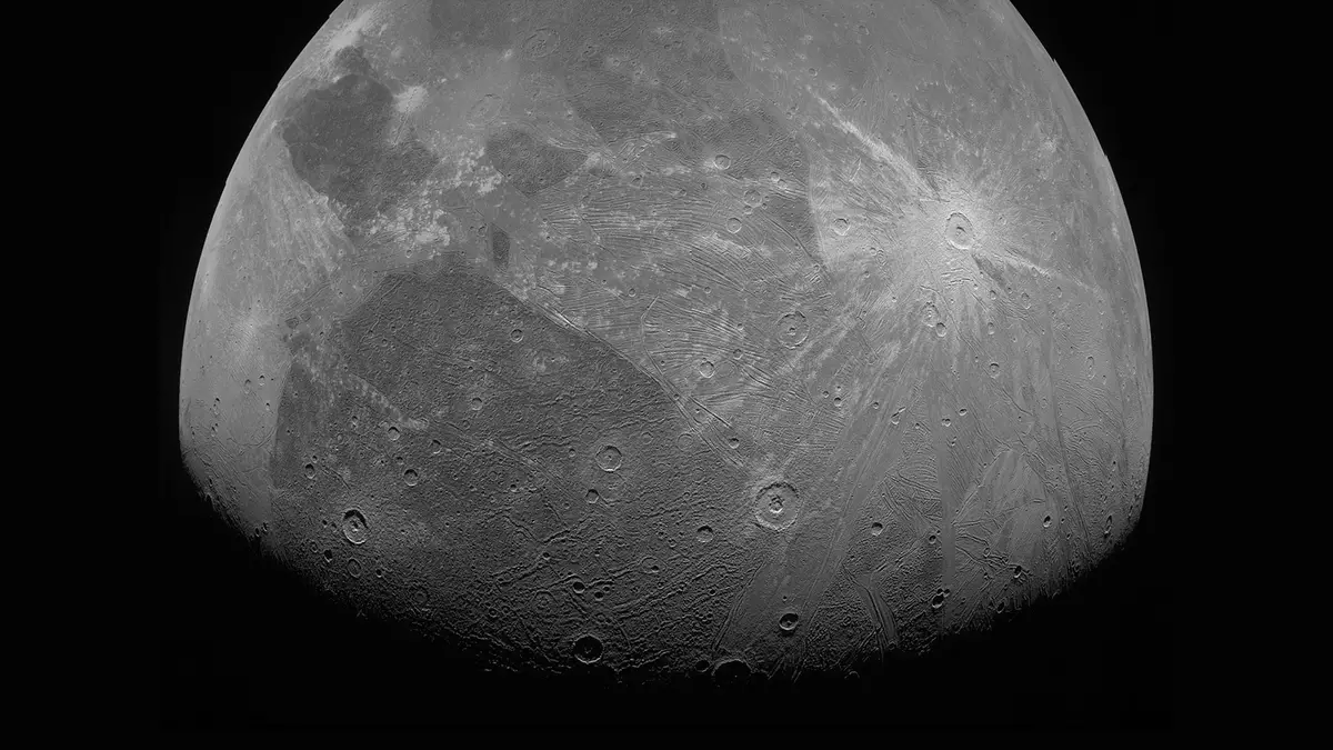 Ifoto ya Ganymede yarashwe na orbiter ya Juno.