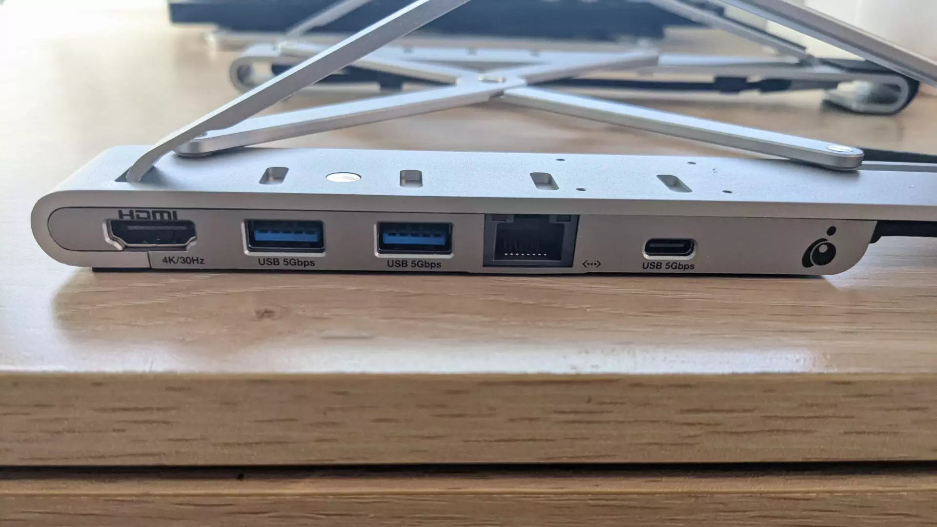 IOGEAR Dock Pro док тірегі USB порттары кіреді