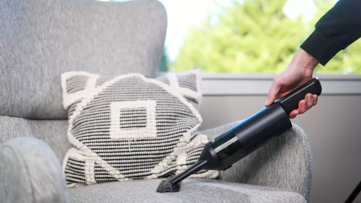 Usa ka Wyze handheld vacuum nga naglimpyo sa usa ka lingkuranan.