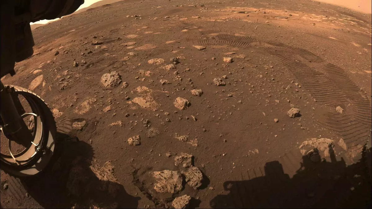 عدد قليل من أفق المريخ ، مع وجود عجلات العربة الجوالة في الأفق.