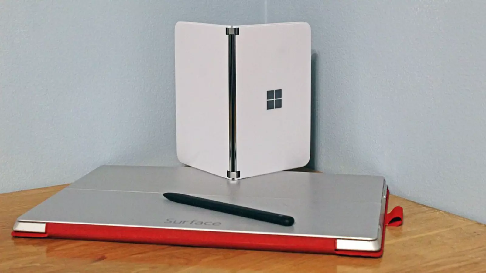 Surface Duo ovanpå en bärbar dator på ett bord