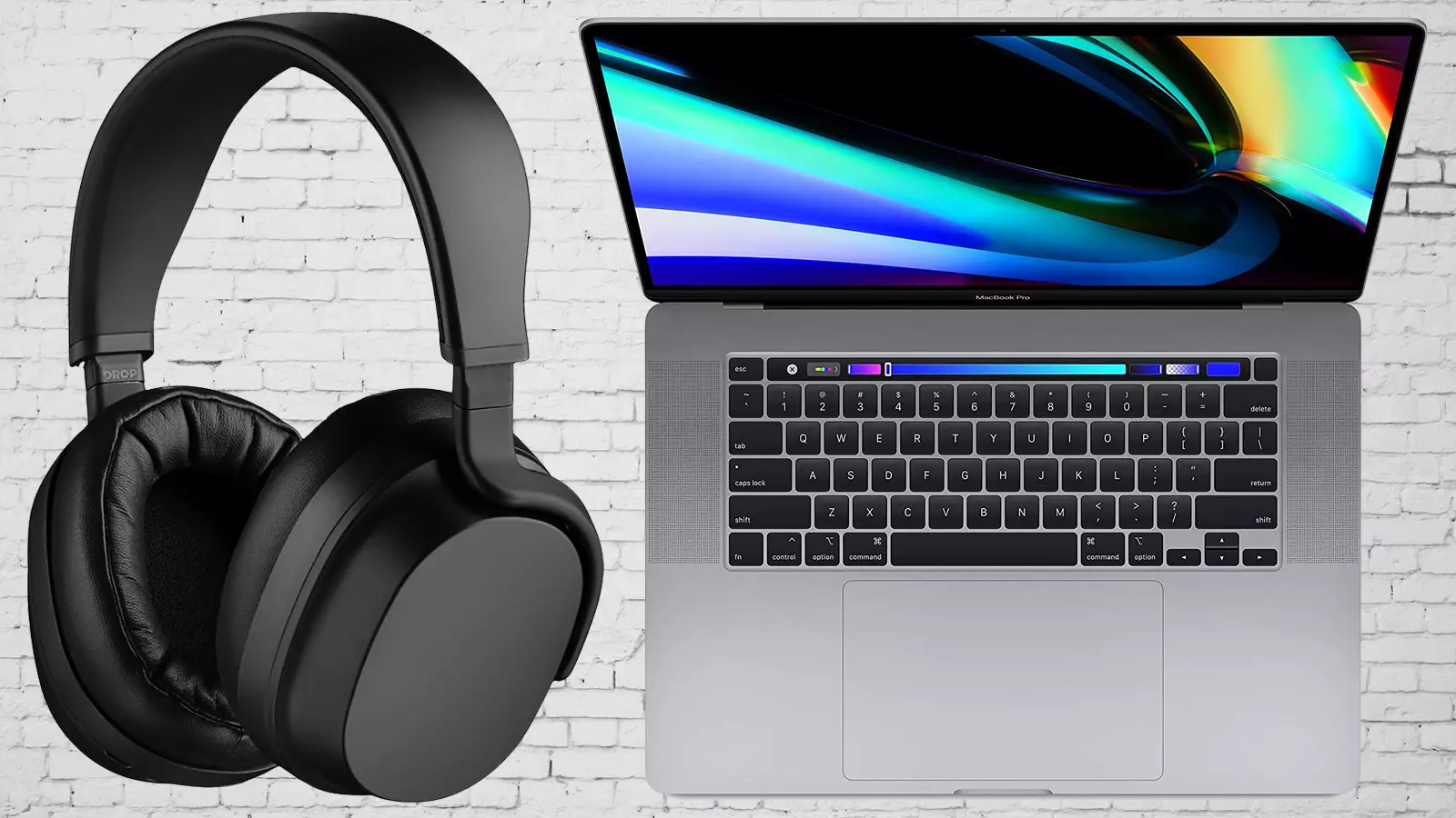 16-дюймові бездротові навушники Apple MacBook Pro і Drop + THX Panda на тлі білої цегли