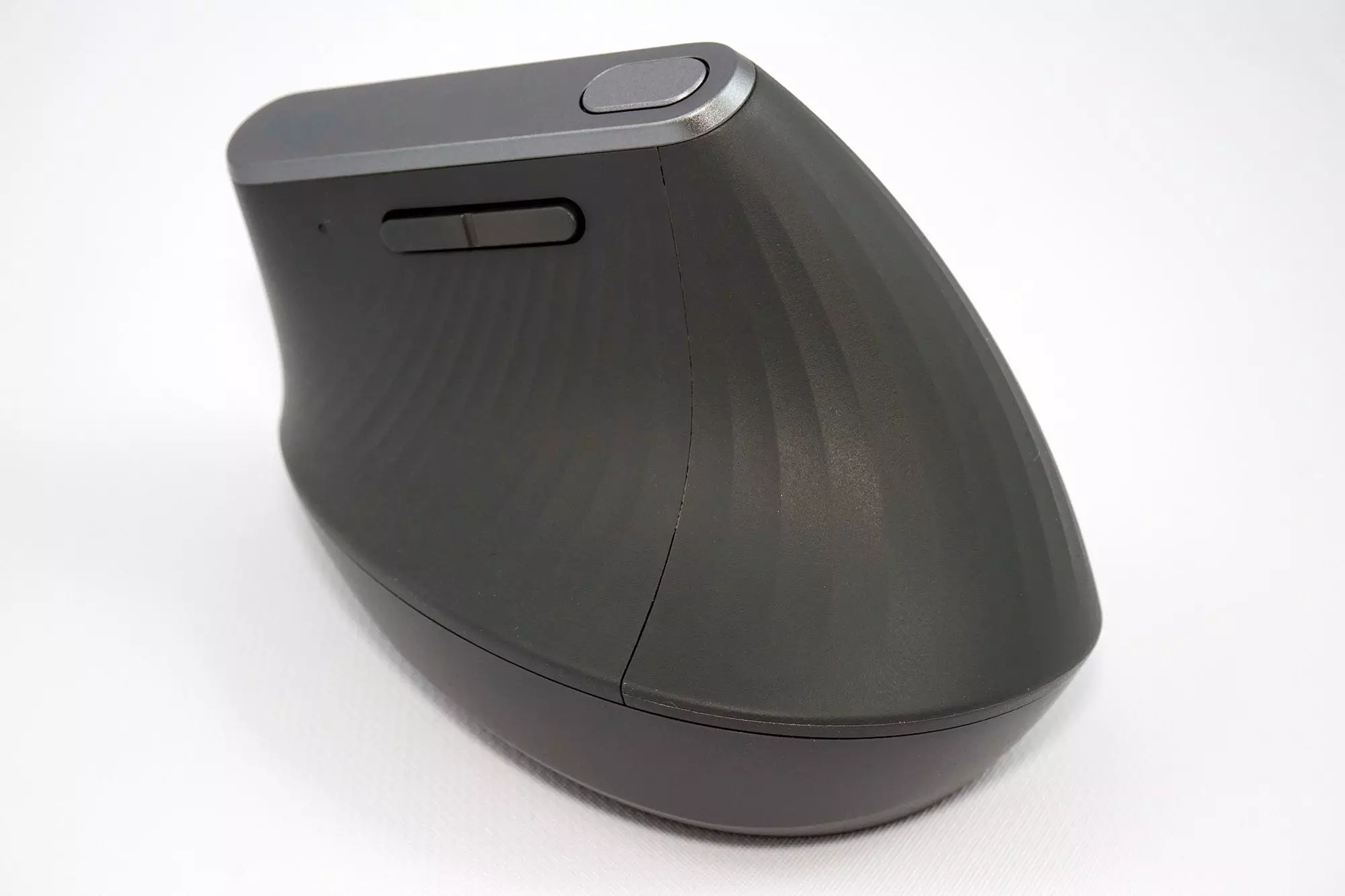 L'MX Vertical ha un aspetto fantastico e molto meglio di un tipico mouse verticale.
