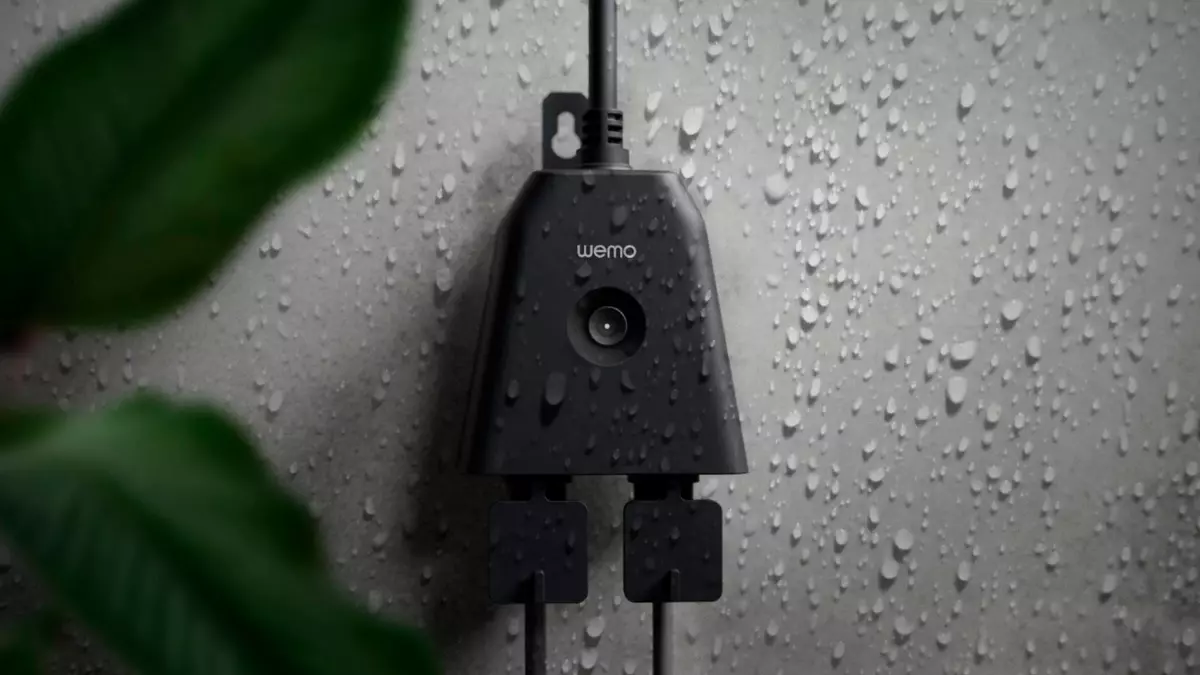 Et bilde av Wemo utendørs smartplugg i regnet.